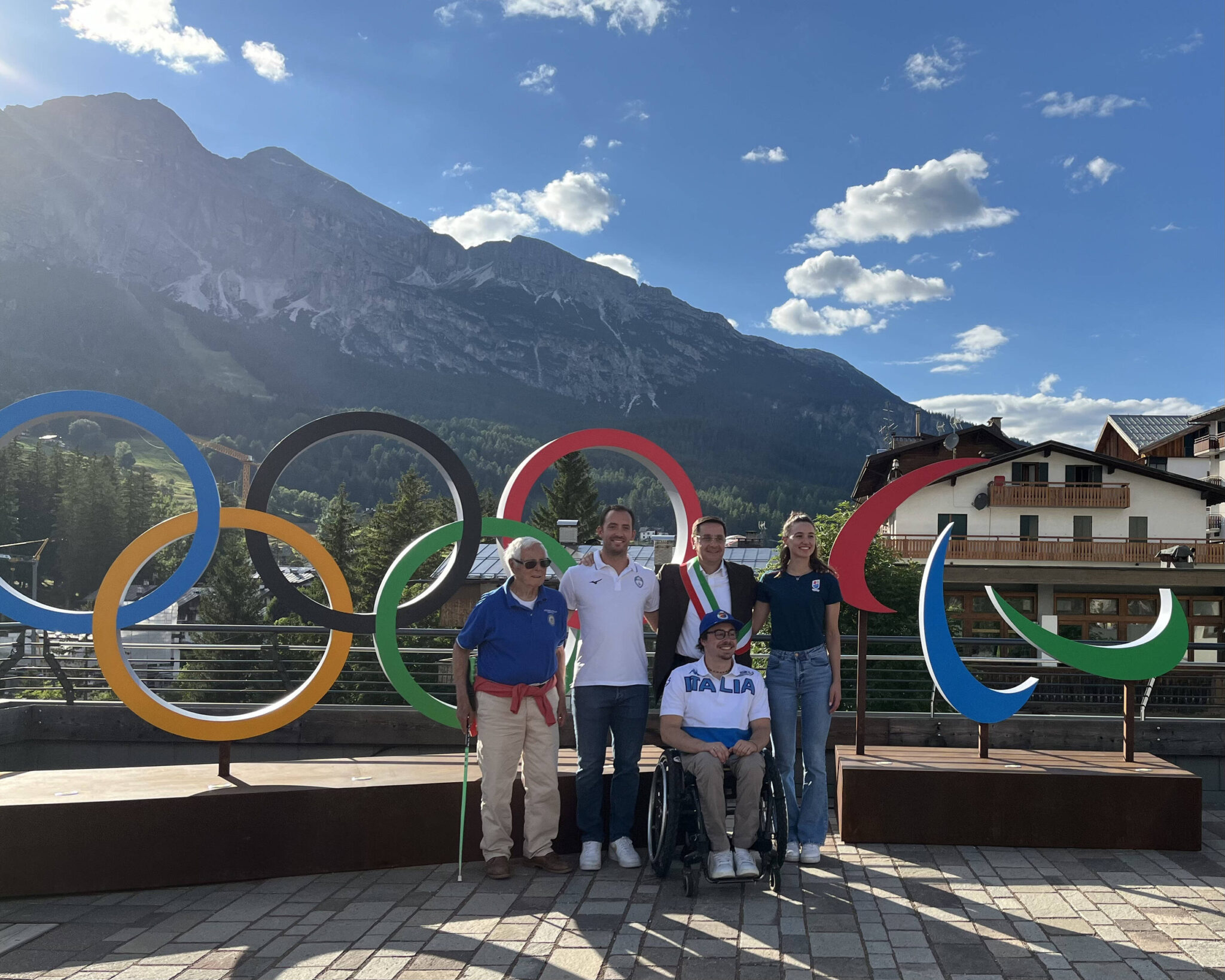 A Cortina d'Ampezzo inaugurati i cinque cerchi simbolo delle Olimpiadi ...